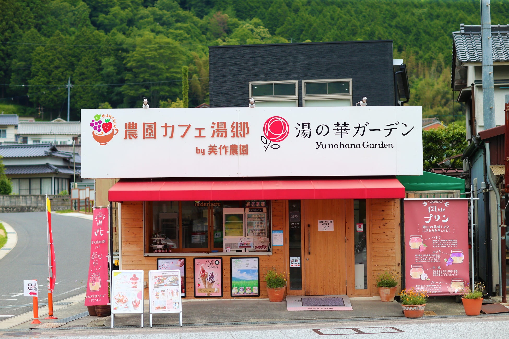 原価率100%超!岡山の桃とぶどうを堪能できる幻の「岡山フルーツ狩りパフェ」1日5食限定 岡山・農園カフェ湯郷で9月2日土よりスタート