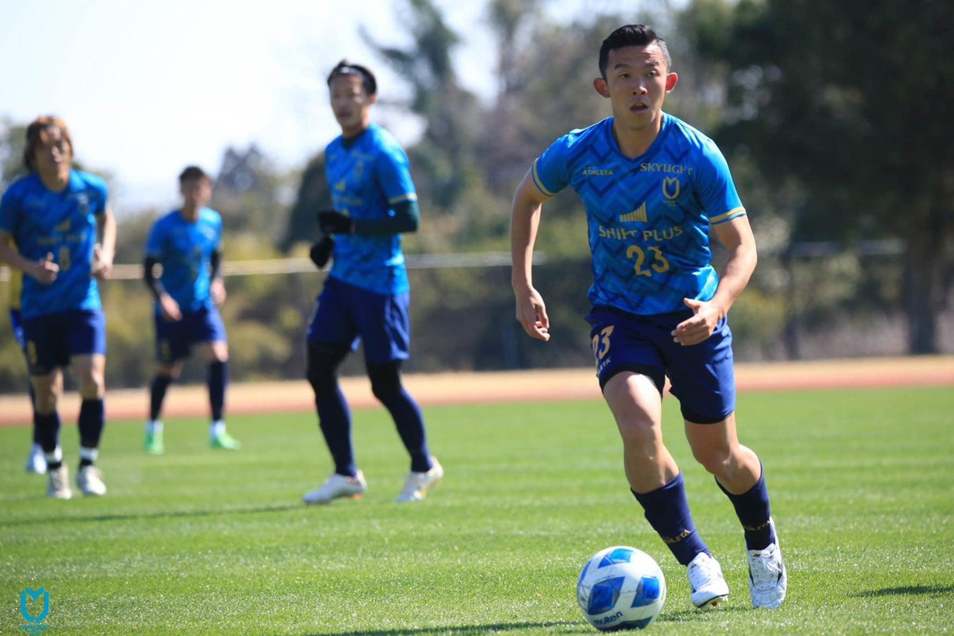 スカイライト コンサルティング、九州サッカーリーグに所属する「ヴェロスクロノス都農」と2023シーズンパートナー契約を締結 スカイライト