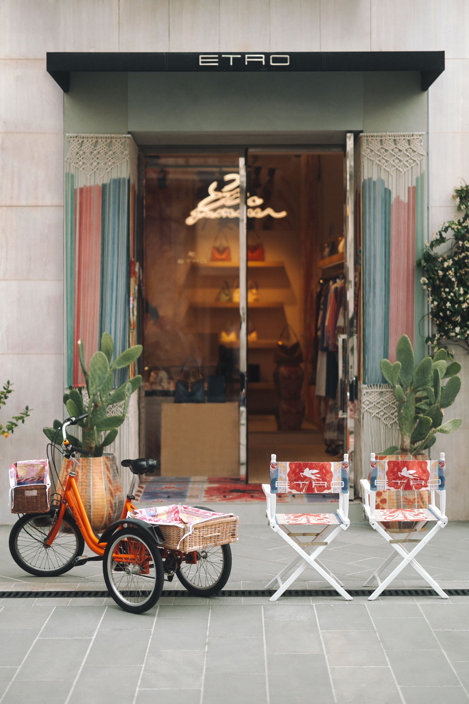 【エトロ】エトロ サマーコレクションと訪れる世界のリゾート地 | エトロ ジャパンのプレスリリース