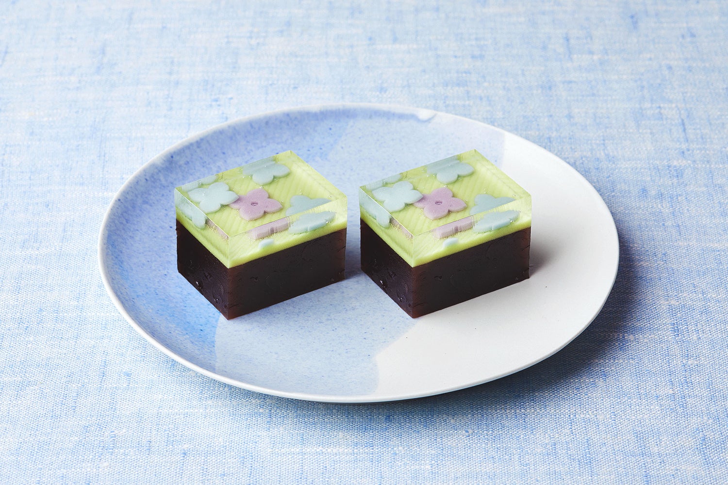 雨にきらめく「紫陽花あじさいの和菓子」|京菓子老舗「鶴屋吉信」より、かわいい琥珀糖や羊羹などが期間限定で登場。 グルメプレス