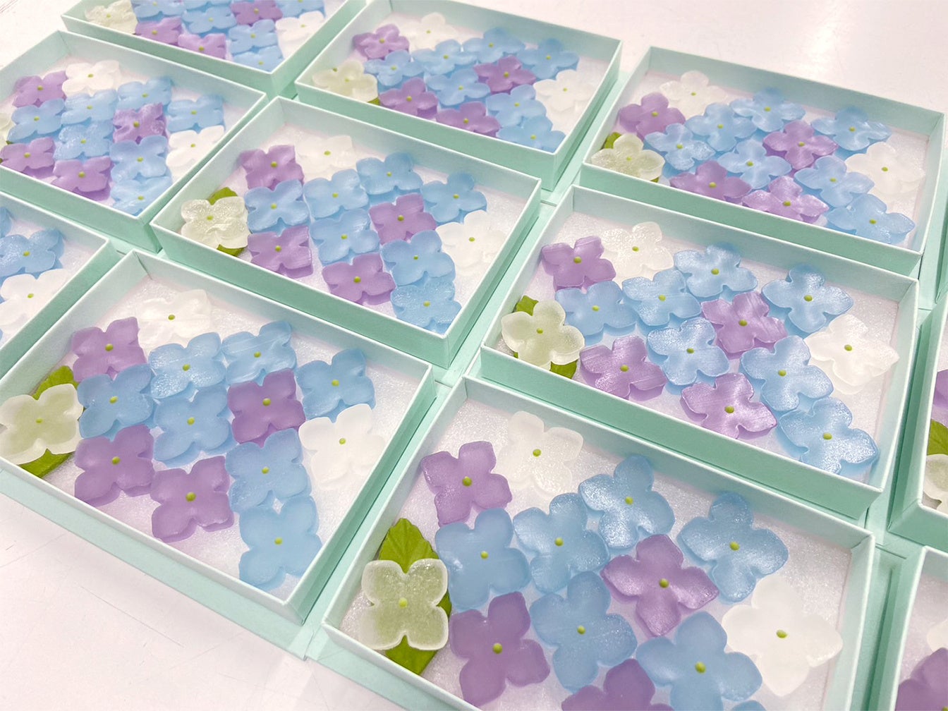雨にきらめく「紫陽花あじさいの和菓子」|京菓子老舗「鶴屋吉信」より、かわいい琥珀糖や羊羹などが期間限定で登場。 グルメプレス