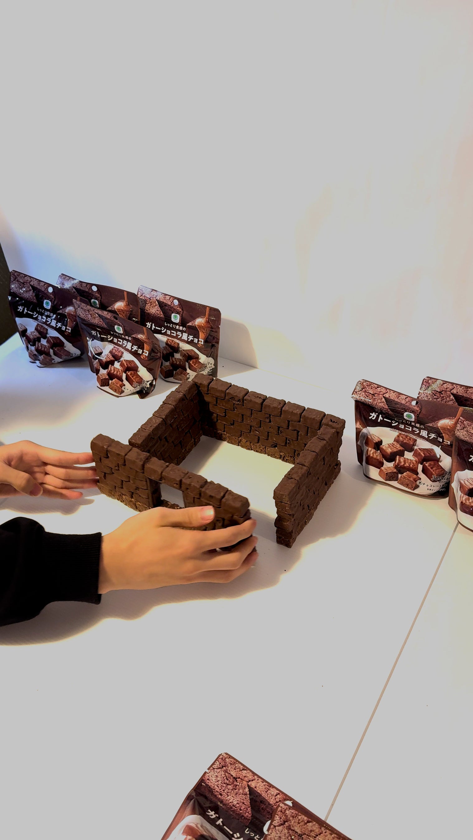 もうすぐクリスマス！ファミマのプライベートブランド「ファミマル」のお菓子で本気出して家を作ってみた！動画公開 | Foooood