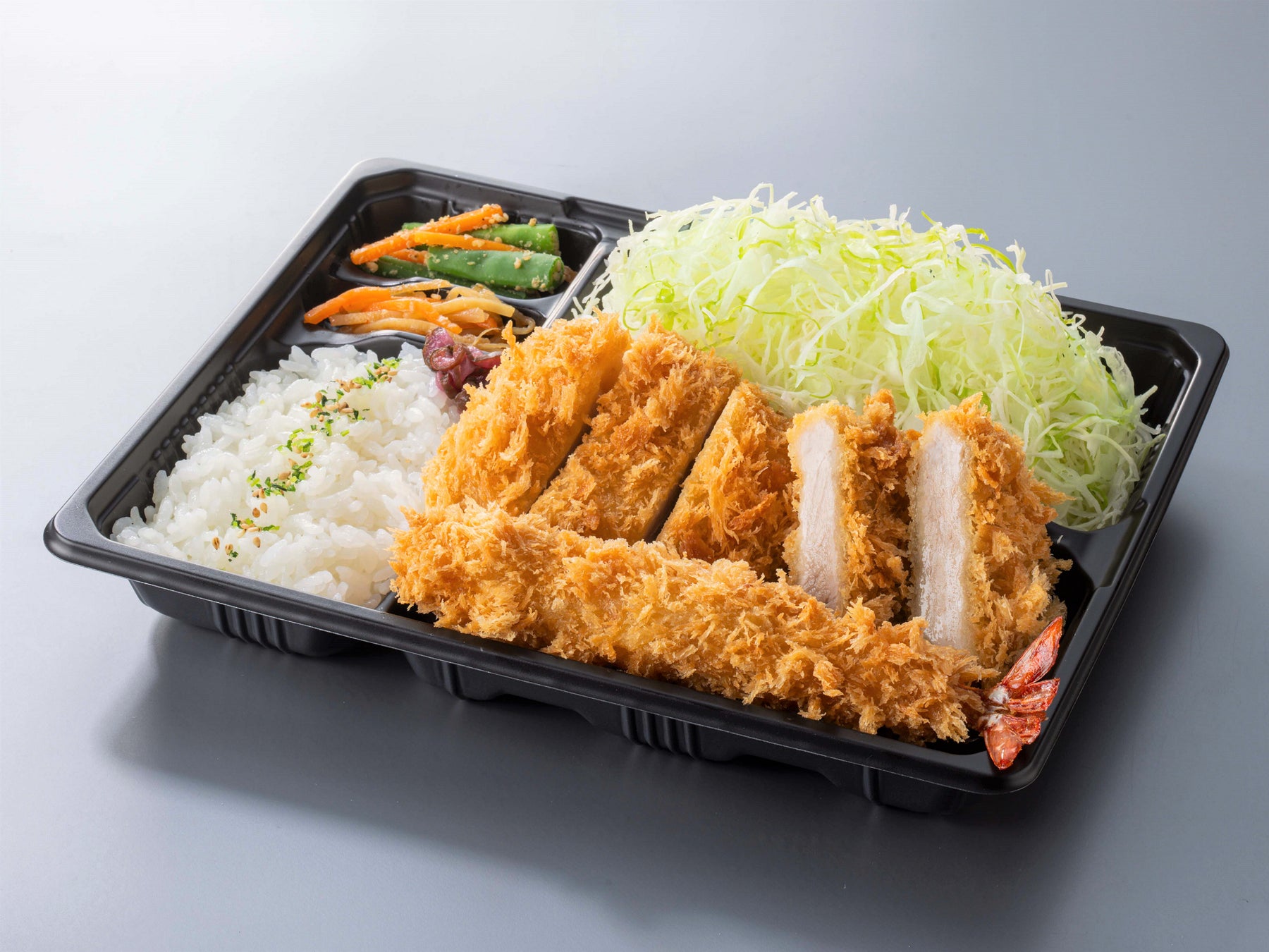 【とんかつ新宿さぼてん】 お弁当が“キャベツ3倍”に! 1966年創業以来の人気の食べ方提案をテイクアウトでも 株式会社グリーンハウス