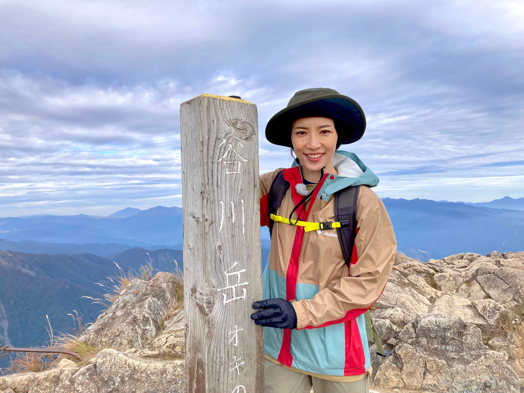 本上まなみさん、早霧せいなさん、金子貴俊さんが山登りの楽しさを伝えるテレビ番組『そこに山があるから』10月5日水よりコロンビアが番組提供を