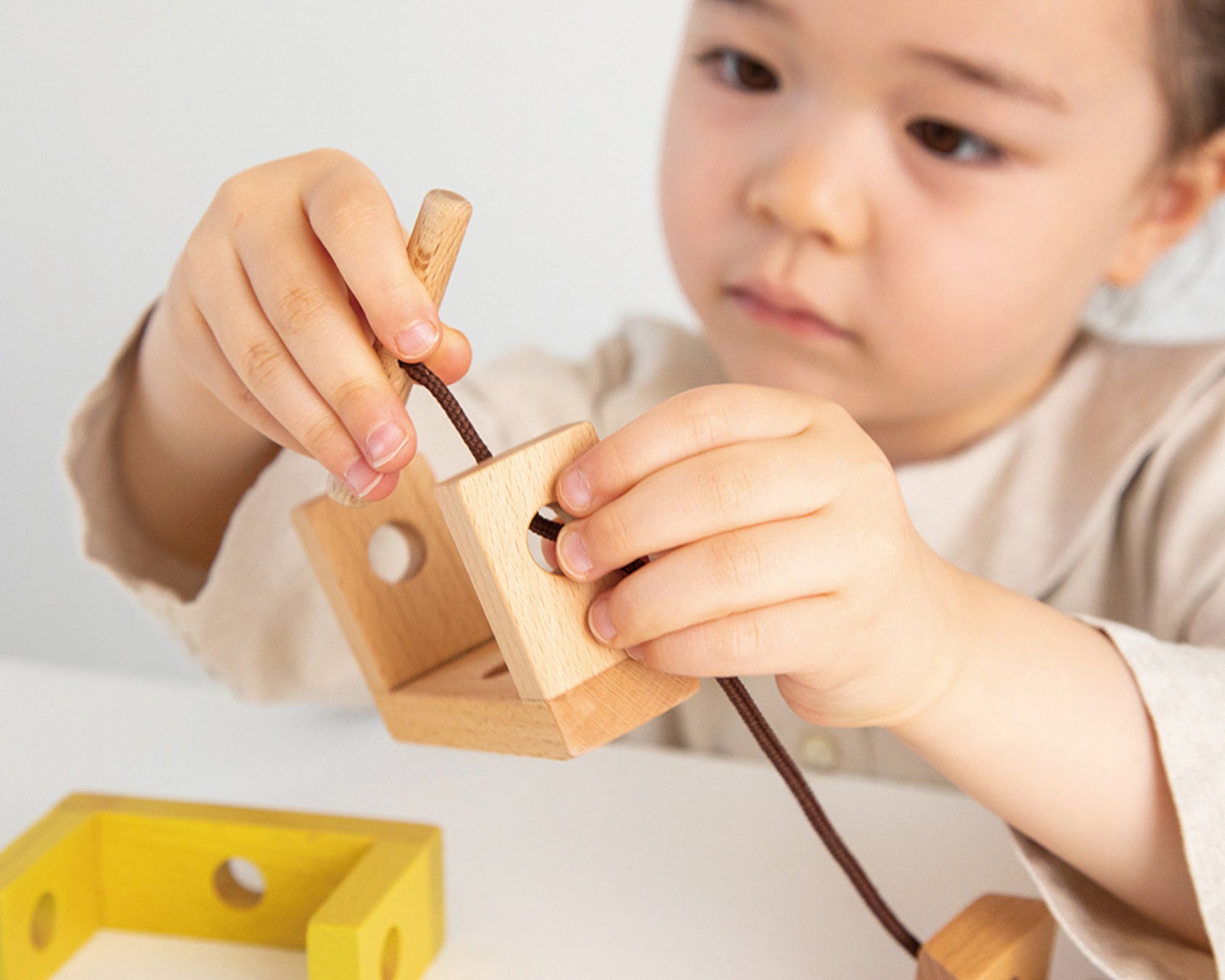 【新感覚の木のおもちゃ】子どもの想像力を引き出す!自分であそびを創り出すひも通しおもちゃ『swingy』新発売! 株式会社エド・インターの