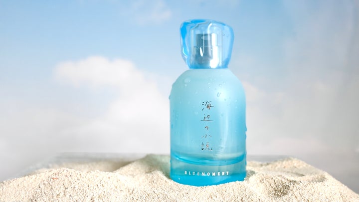 本を読むひとときに重ねる香りをテーマにした香水「秘めごとトワレ」に新作が登場!海辺の街で小説を読む昼下がりをイメージした、爽やかな香り